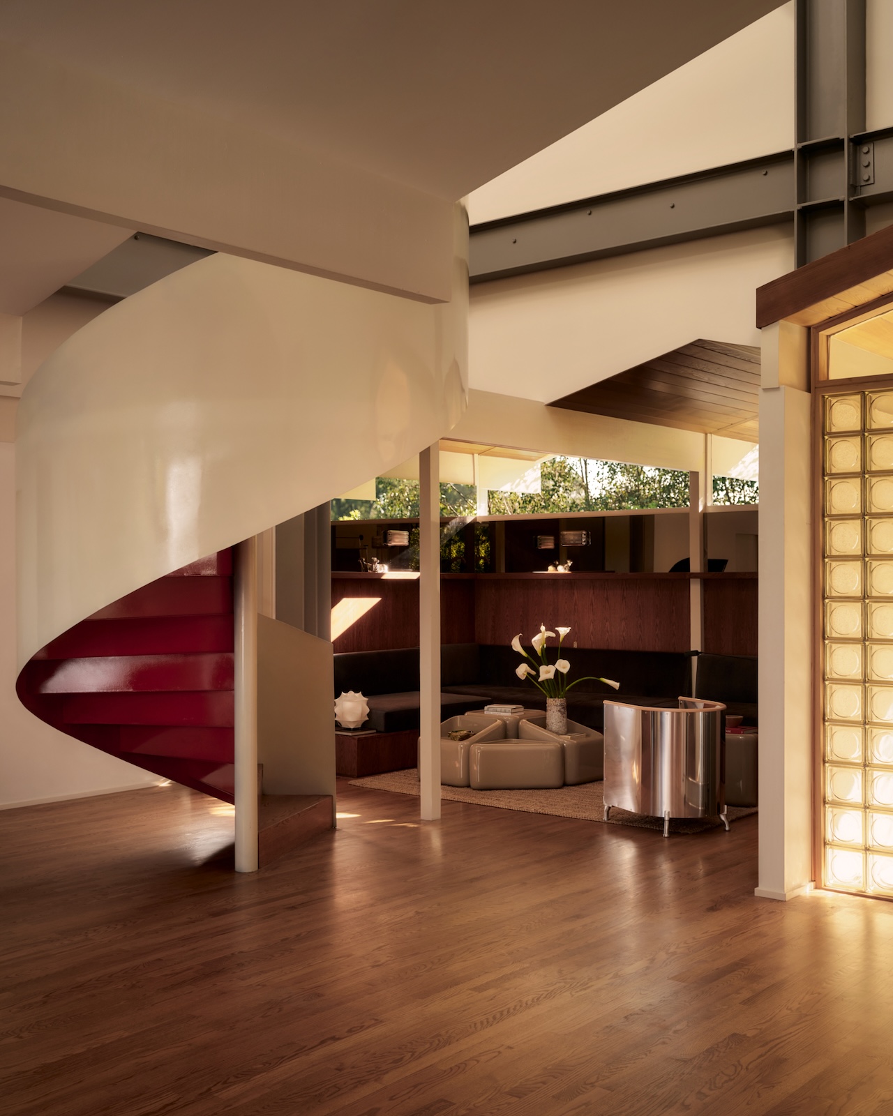 Ome Dezin Restores a Whitney R. Smith Home in the Hills